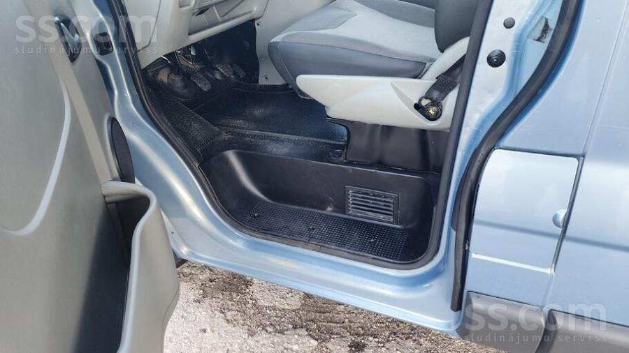 Blue Renault Trafic 2011 in Ogre, with an engine capacity of 2.00 L and mileage of 302 thousand km for 7750 €, photo 18 on AUTOMOTO.COM.LV