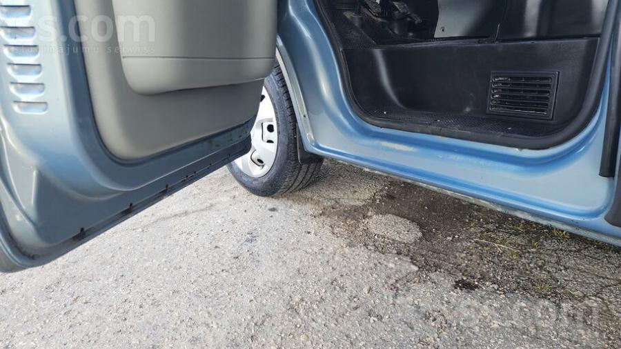 Blue Renault Trafic 2011 in Ogre, with an engine capacity of 2.00 L and mileage of 302 thousand km for 7750 €, photo 19 on AUTOMOTO.COM.LV