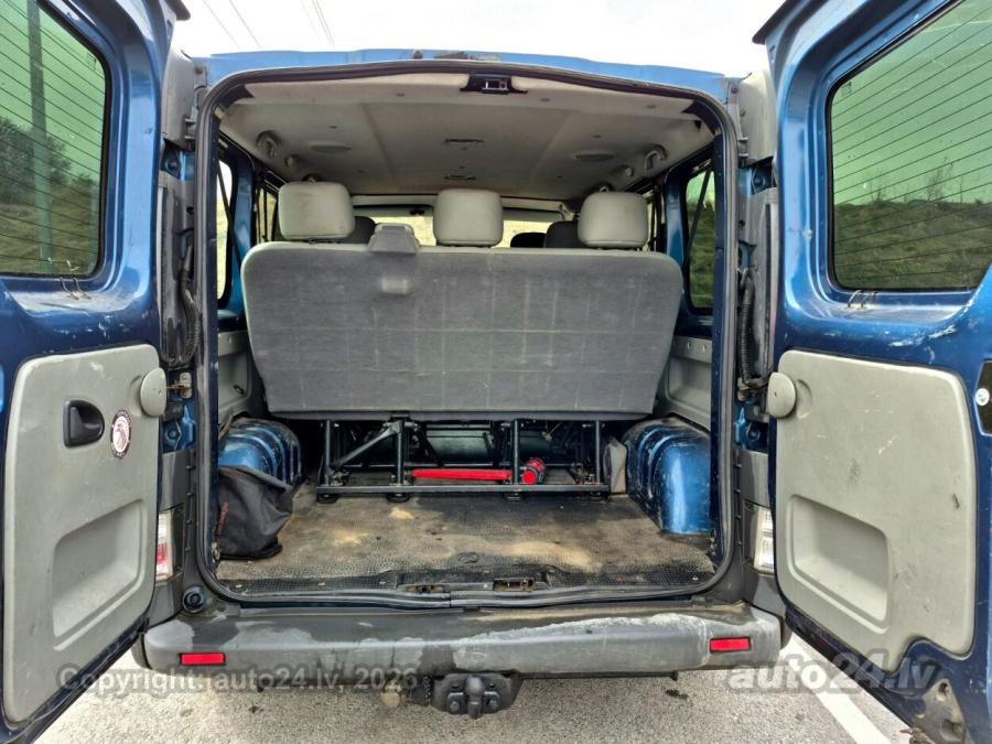Blue Renault Trafic 2006 in Tallinn, with an engine capacity of 1.90 L and mileage of 387 thousand km for 1890 €, photo 9 on AUTOMOTO.COM.LV