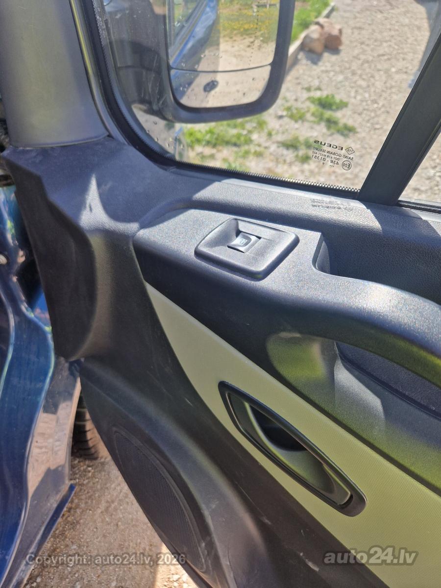 Blue Renault Trafic 2019 in Tartu, with an engine capacity of 1.60 L and mileage of 180 thousand km for 22000 €, photo 12 on AUTOMOTO.COM.LV