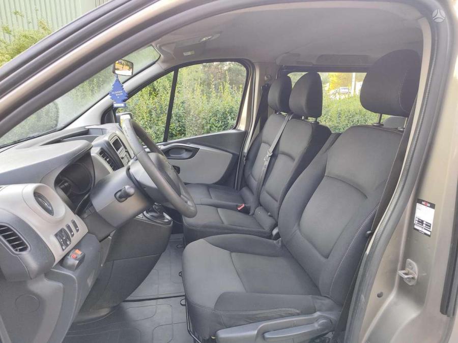 Brown Renault Trafic 2017 in Vilnius, with an engine capacity of 1.60 L and mileage of 263 thousand km for 11300 €, photo 10 on AUTOMOTO.COM.LV