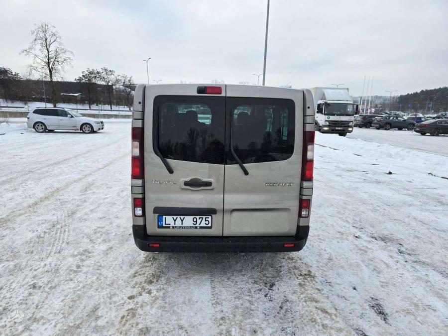 Brown Renault Trafic 2020 in Vilnius, with an engine capacity of 2.00 L and mileage of 368 thousand km for 13900 €, photo 5 on AUTOMOTO.COM.LV