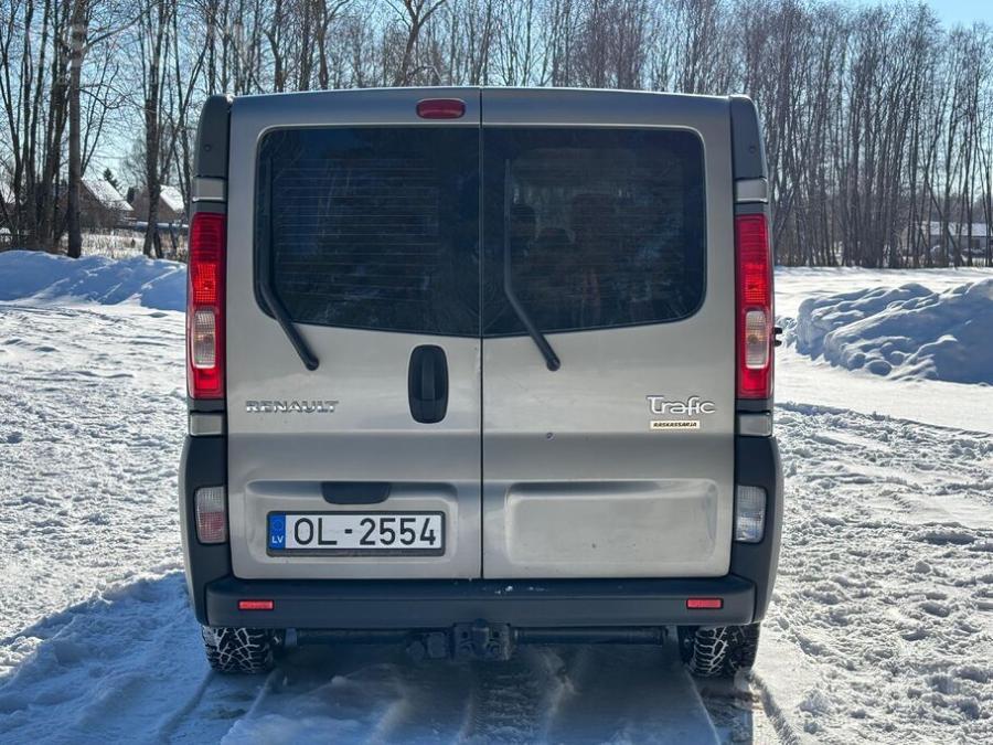 Brūns Renault Trafic 2007 Rīga, ar dzinēja tilpumu 2.50 L un nobraukumu 327 tūkst. km par 6250 €, foto 7 vietnē AUTOMOTO.COM.LV