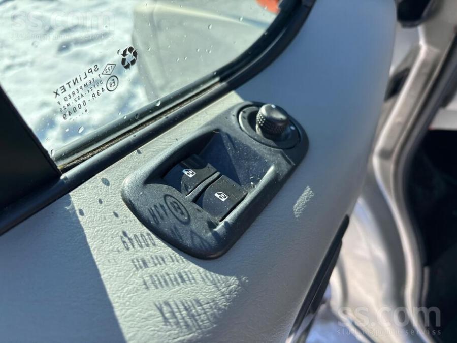 Brūns Renault Trafic 2007 Rīga, ar dzinēja tilpumu 2.50 L un nobraukumu 327 tūkst. km par 6250 €, foto 15 vietnē AUTOMOTO.COM.LV