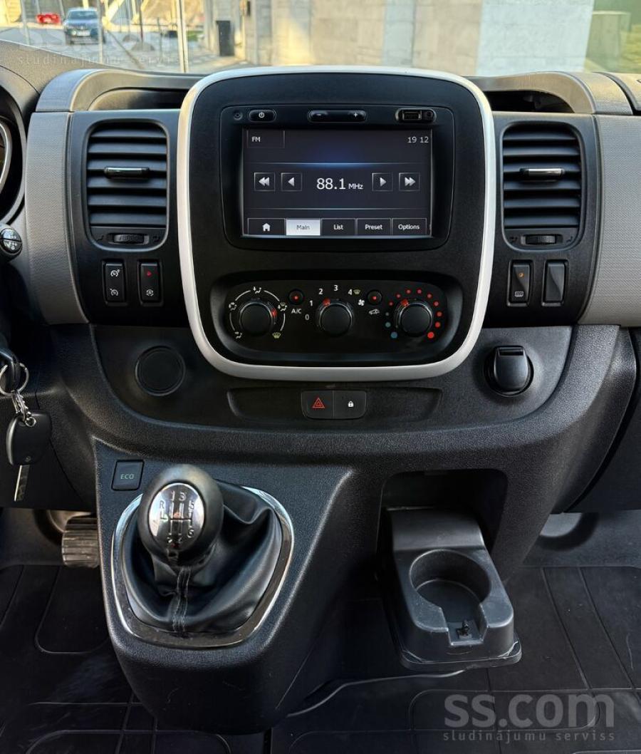 Brown Renault Trafic 2015 in Valka, with an engine capacity of 1.60 L and mileage of 203 thousand km for 13999 €, photo 23 on AUTOMOTO.COM.LV
