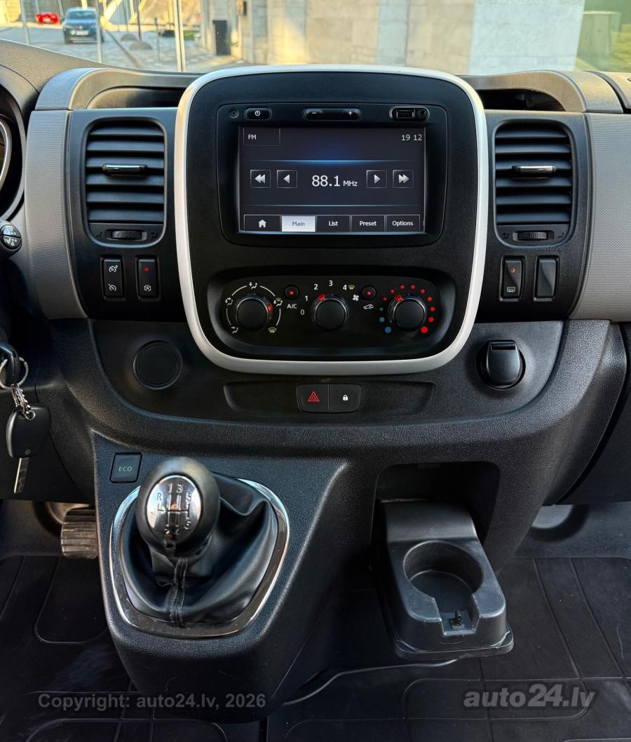 Brown Renault Trafic 2015 in Tallinn, with an engine capacity of 1.60 L and mileage of 203 thousand km for 13999 €, photo 23 on AUTOMOTO.COM.LV