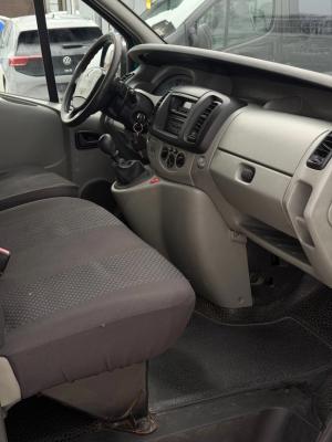 Green Renault Trafic 2006 in Riga, with an engine capacity of 2.50 L and mileage of 382 thousand km for 5180 €, photo 5 on AUTOMOTO.COM.LV