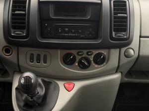 Green Renault Trafic 2006 in Riga, with an engine capacity of 2.50 L and mileage of 382 thousand km for 5180 €, photo 10 on AUTOMOTO.COM.LV