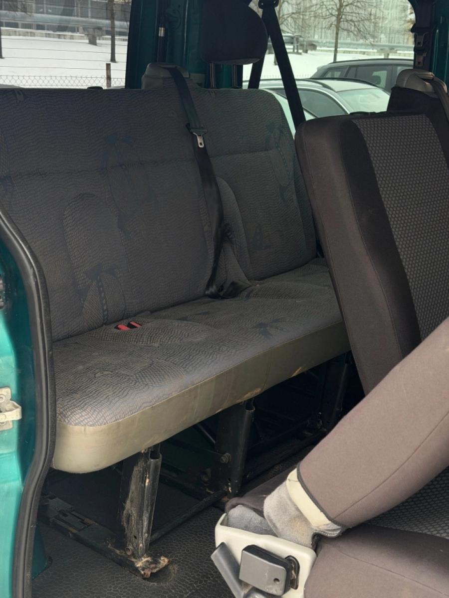 Green Renault Trafic 2006 in Riga, with an engine capacity of 2.50 L and mileage of 382 thousand km for 5180 €, photo 11 on AUTOMOTO.COM.LV