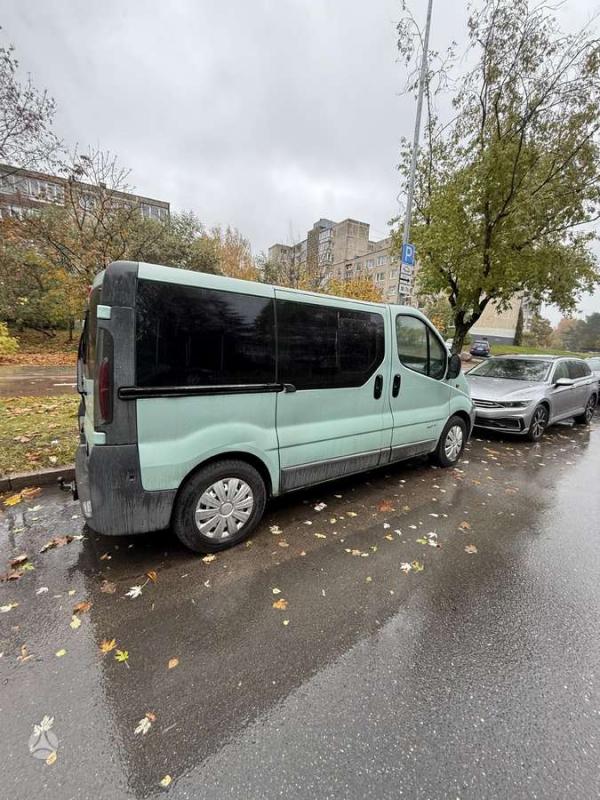 Green Renault Trafic 2003 in Vilnius, with an engine capacity of 1.87 L and mileage of 295 thousand km for 1500 €, photo 7 on AUTOMOTO.COM.LV