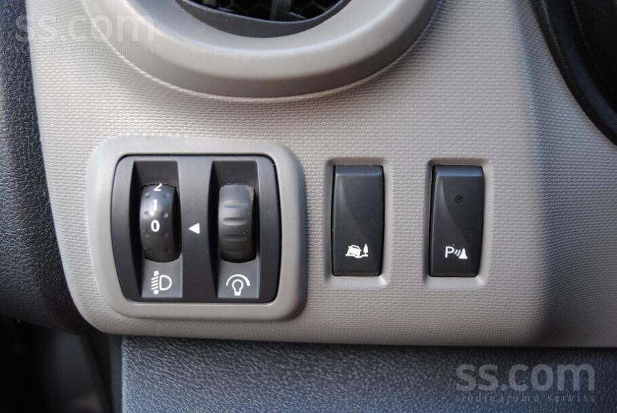 Grey Renault Trafic 2015 in Riga, with an engine capacity of 1.60 L and mileage of 202 thousand km for 11990 €, photo 17 on AUTOMOTO.COM.LV