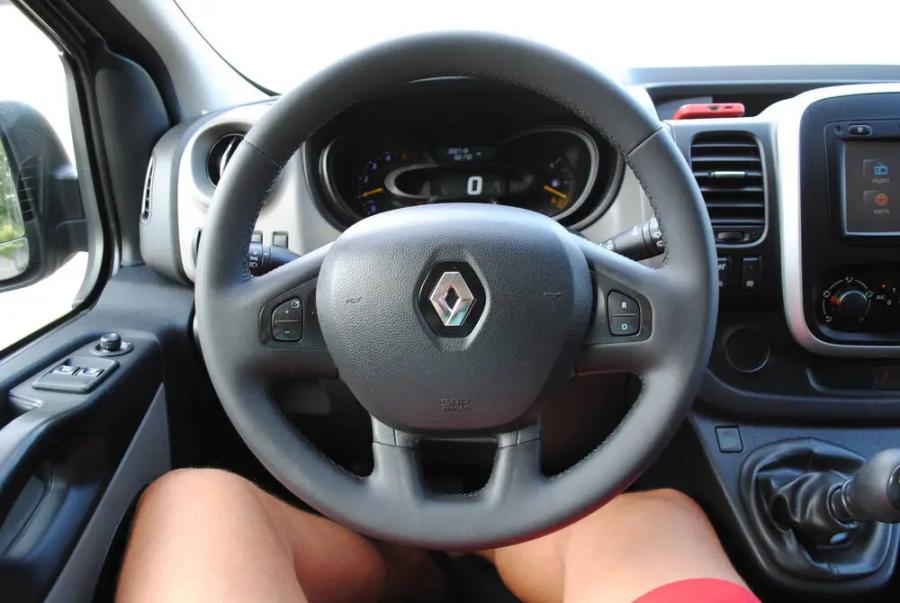 Pelēks Renault Trafic 2015 Rīga, ar dzinēja tilpumu 1.60 L un nobraukumu 202 tūkst. km par 11990 €, foto 19 vietnē AUTOMOTO.COM.LV