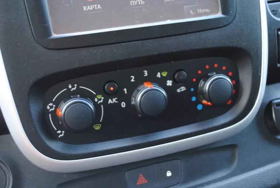 Pelēks Renault Trafic 2015 Rīga, ar dzinēja tilpumu 1.60 L un nobraukumu 202 tūkst. km par 11990 €, foto 23 vietnē AUTOMOTO.COM.LV