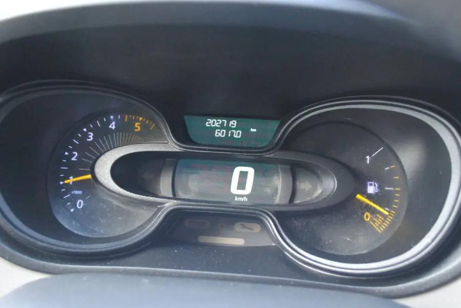Pelēks Renault Trafic 2015 Rīga, ar dzinēja tilpumu 1.60 L un nobraukumu 202 tūkst. km par 11990 €, foto 29 vietnē AUTOMOTO.COM.LV