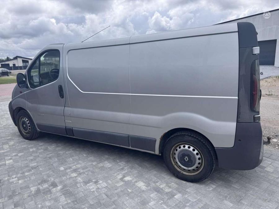 Grey Renault Trafic 2003 in Siauliai, with an engine capacity of 0.00 L and mileage of 324 thousand km for 2650 €, photo 4 on AUTOMOTO.COM.LV