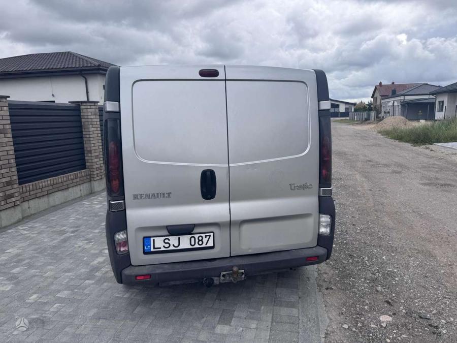 Grey Renault Trafic 2003 in Siauliai, with an engine capacity of 0.00 L and mileage of 324 thousand km for 2650 €, photo 7 on AUTOMOTO.COM.LV