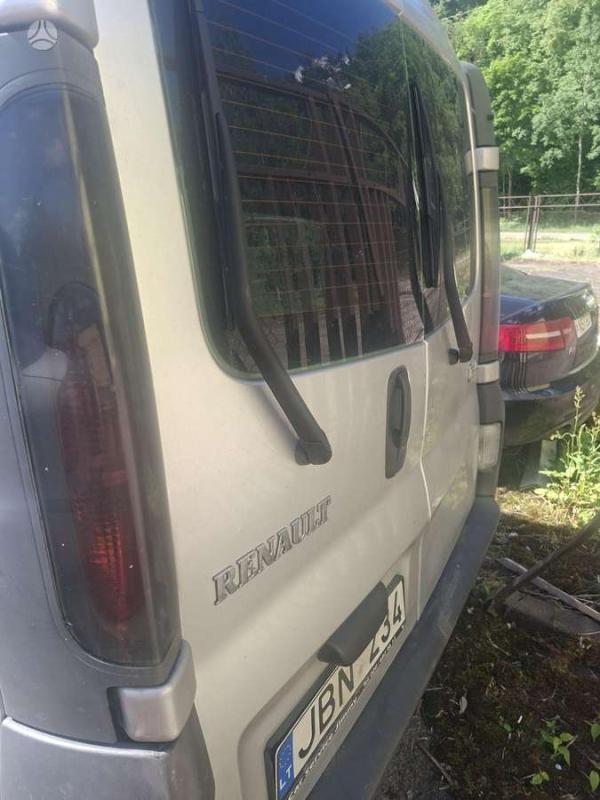 Grey Renault Trafic 2005 in Vilnius, with an engine capacity of 1.87 L and mileage of 320 thousand km for 3200 €, photo 3 on AUTOMOTO.COM.LV