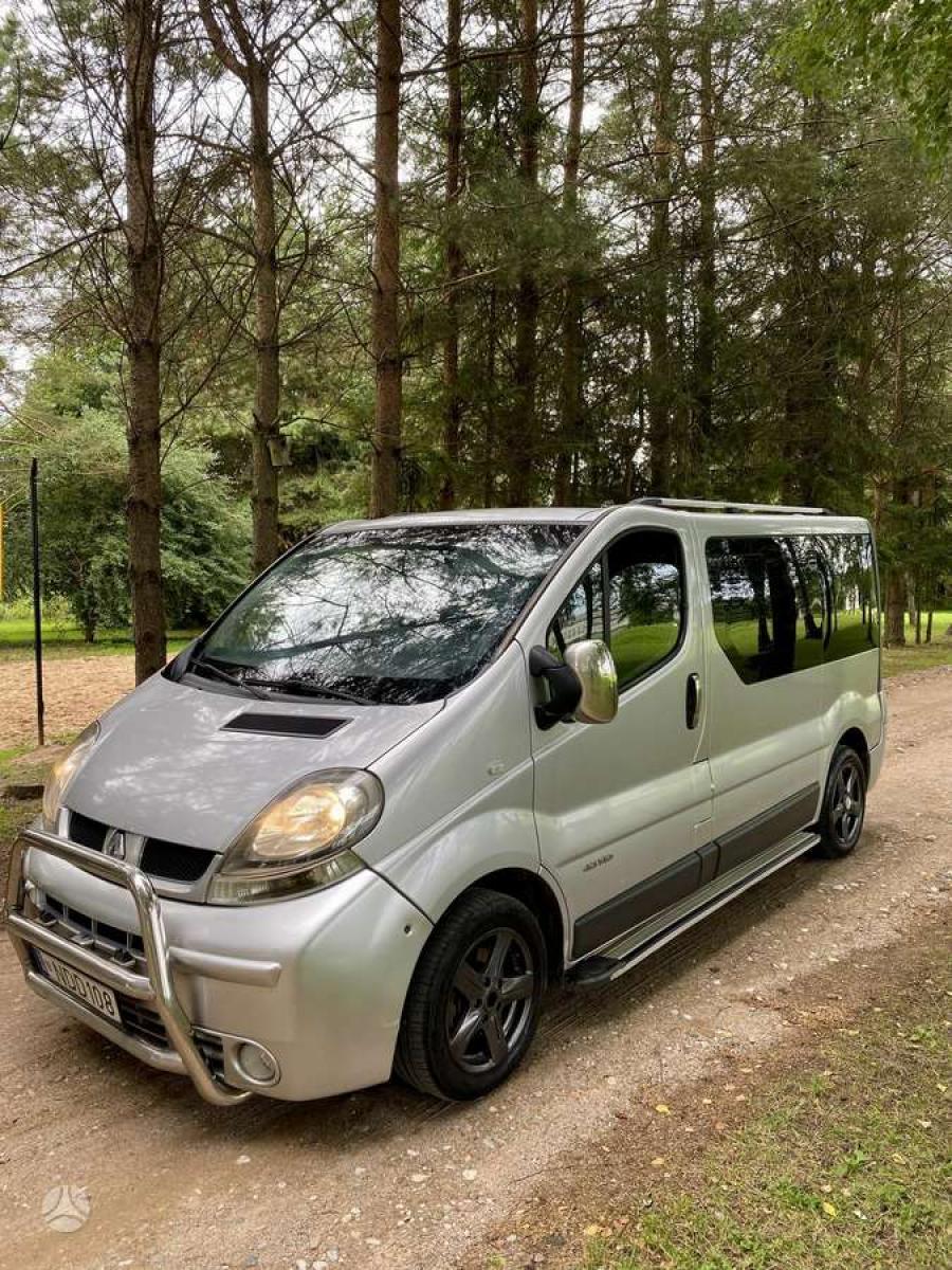 Grey Renault Trafic 2005 in Kelme, with an engine capacity of 2.50 L and mileage of 360 thousand km for 3900 €, photo 1 on AUTOMOTO.COM.LV