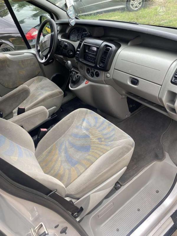 Grey Renault Trafic 2005 in Kelme, with an engine capacity of 2.50 L and mileage of 360 thousand km for 3900 €, photo 7 on AUTOMOTO.COM.LV