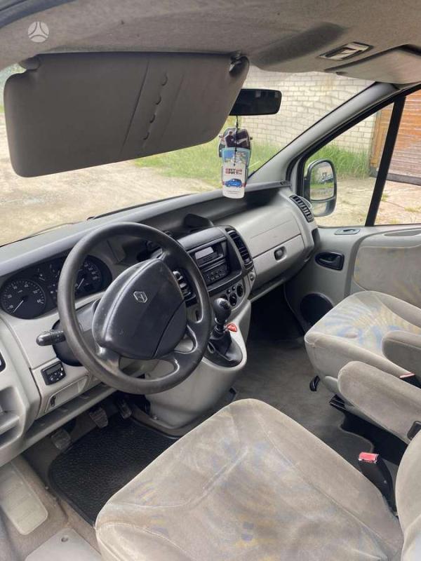 Grey Renault Trafic 2005 in Kelme, with an engine capacity of 2.50 L and mileage of 360 thousand km for 3900 €, photo 8 on AUTOMOTO.COM.LV