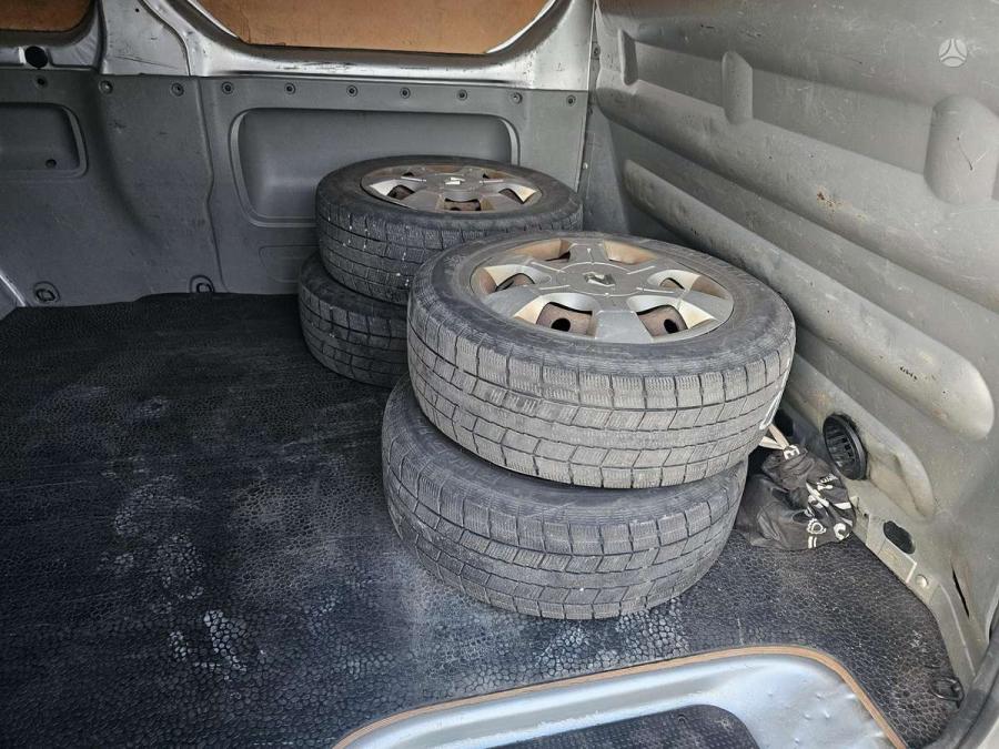 Grey Renault Trafic 2006 in Kupiskis, with an engine capacity of 1.90 L and mileage of 395 thousand km for 3300 €, photo 14 on AUTOMOTO.COM.LV