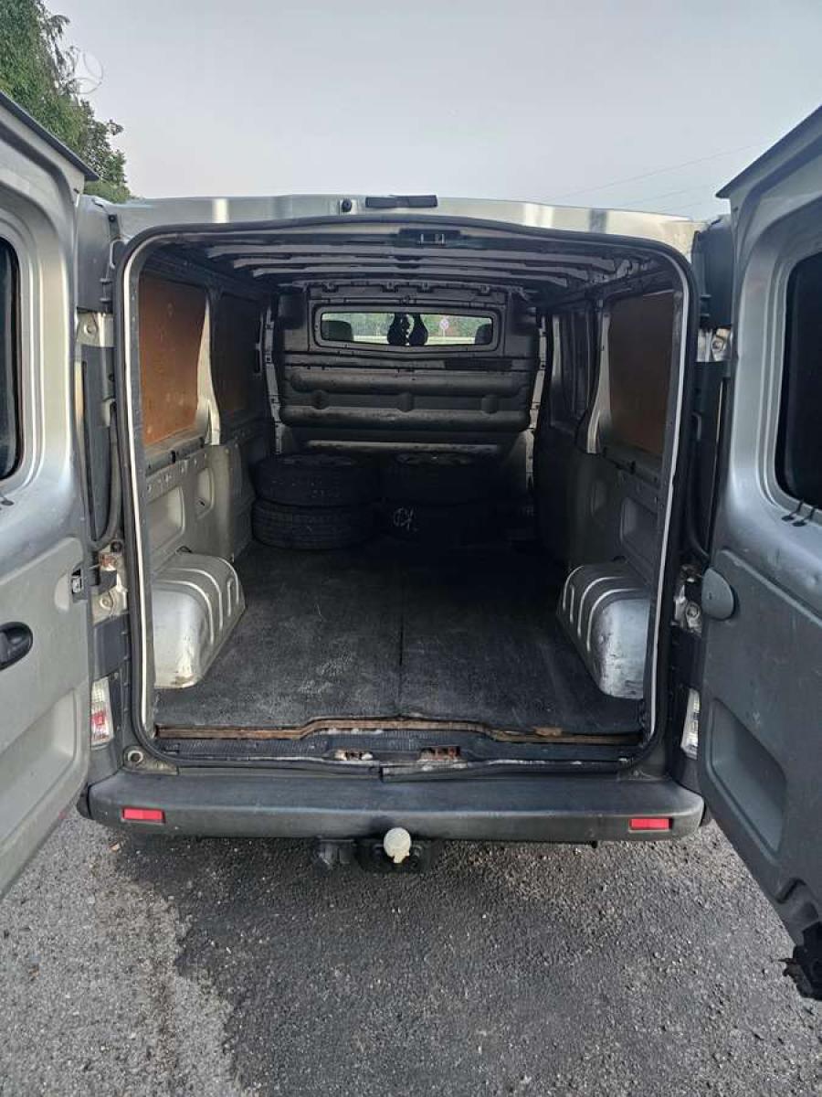 Grey Renault Trafic 2006 in Kupiskis, with an engine capacity of 1.90 L and mileage of 395 thousand km for 3300 €, photo 19 on AUTOMOTO.COM.LV