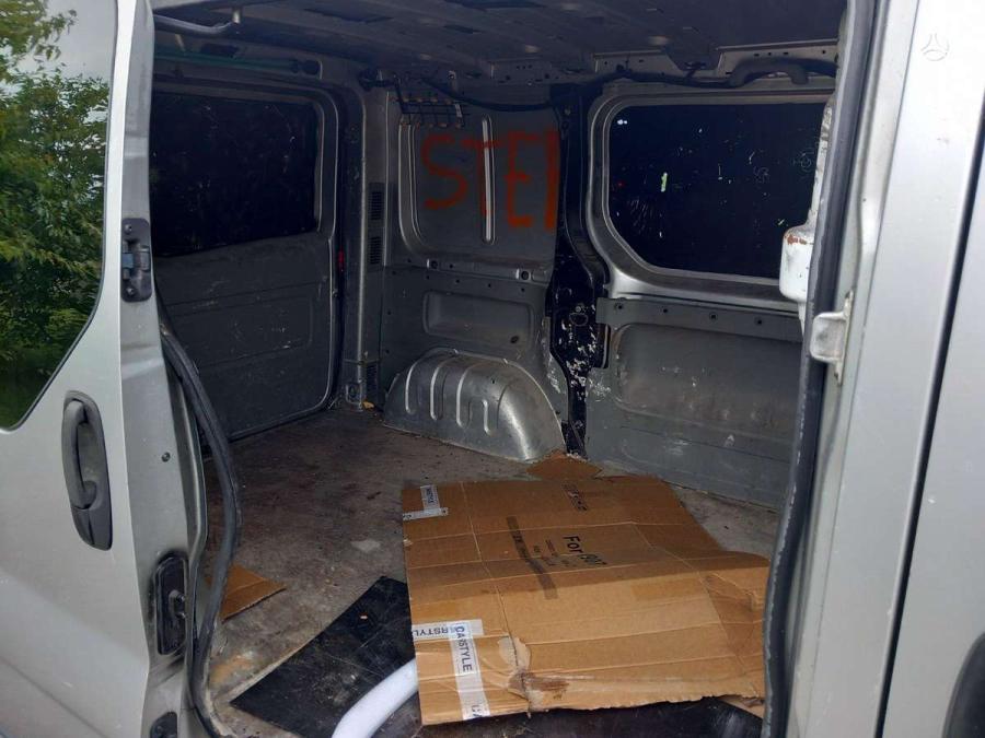 Pelēks Renault Trafic 2006 Ukmergė, ar dzinēja tilpumu 1.90 L un nobraukumu 200 tūkst. km par 2500 €, foto 12 vietnē AUTOMOTO.COM.LV