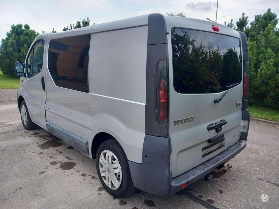 Grey Renault Trafic 2006 in Ukmerge, with an engine capacity of 1.90 L and mileage of 200 thousand km for 2500 €, photo 5 on AUTOMOTO.COM.LV