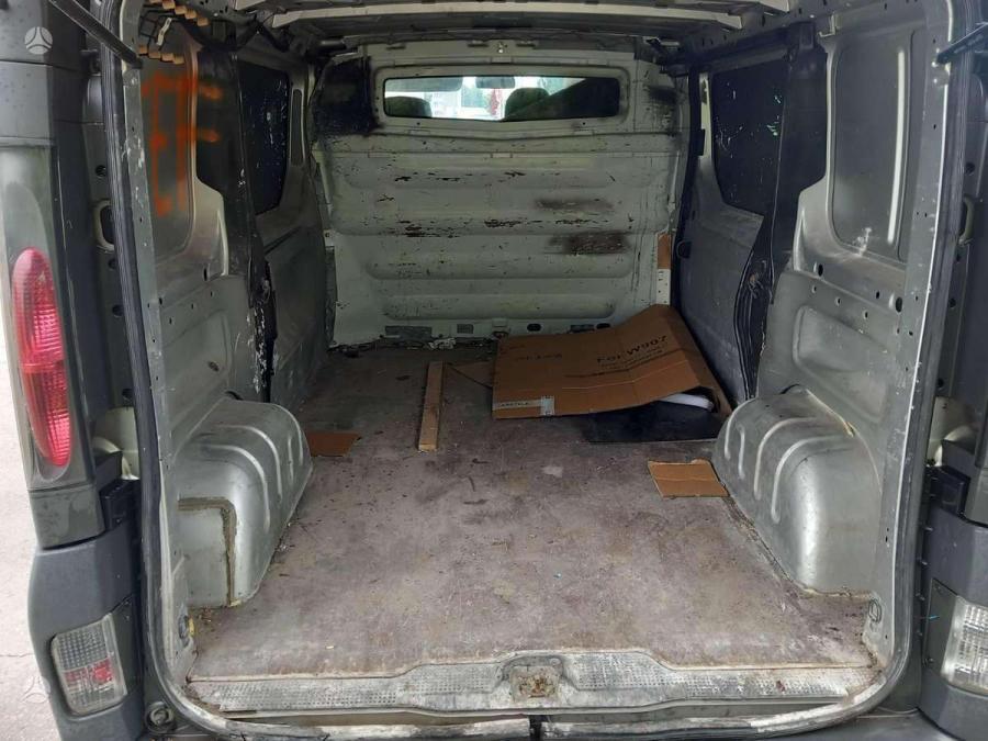 Grey Renault Trafic 2006 in Ukmerge, with an engine capacity of 1.90 L and mileage of 200 thousand km for 2500 €, photo 13 on AUTOMOTO.COM.LV