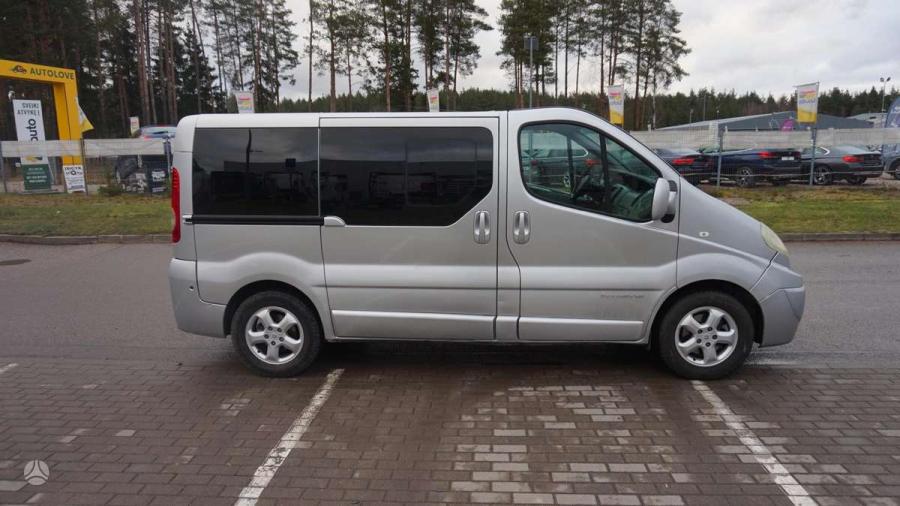 Grey Renault Trafic 2007 in Vilnius, with an engine capacity of 2.46 L and mileage of 275 thousand km for 5500 €, photo 4 on AUTOMOTO.COM.LV