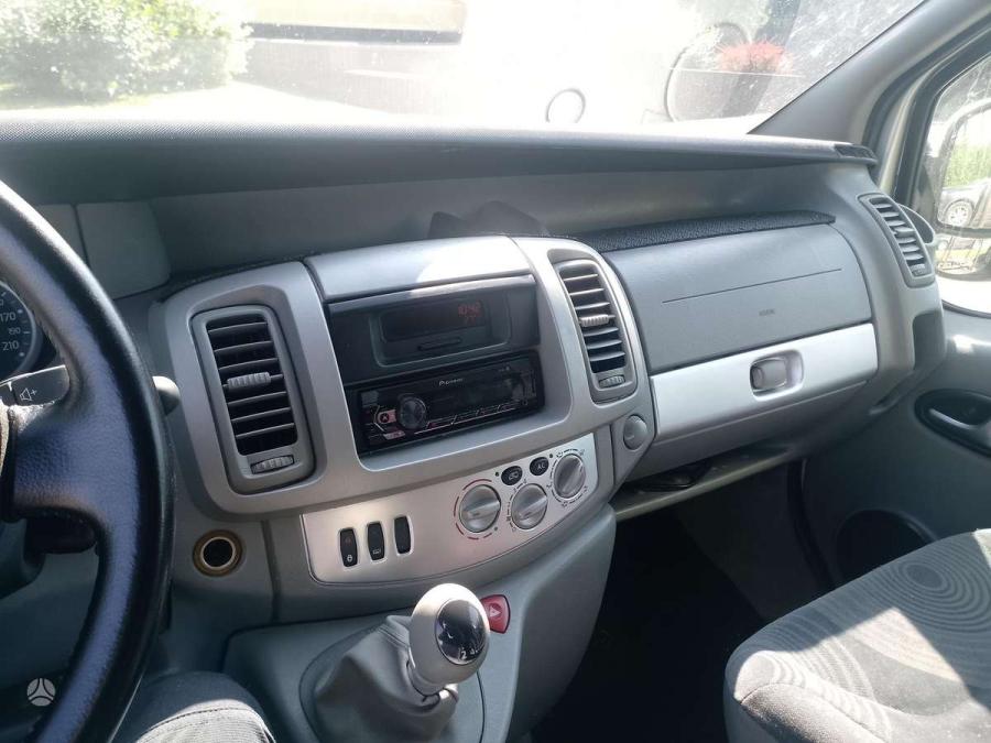 Grey Renault Trafic 2007 in Druskininkai, with an engine capacity of 2.00 L and mileage of 298 thousand km for 4850 €, photo 5 on AUTOMOTO.COM.LV