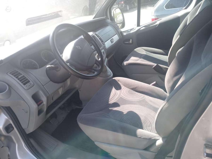 Grey Renault Trafic 2007 in Druskininkai, with an engine capacity of 2.00 L and mileage of 298 thousand km for 4850 €, photo 7 on AUTOMOTO.COM.LV