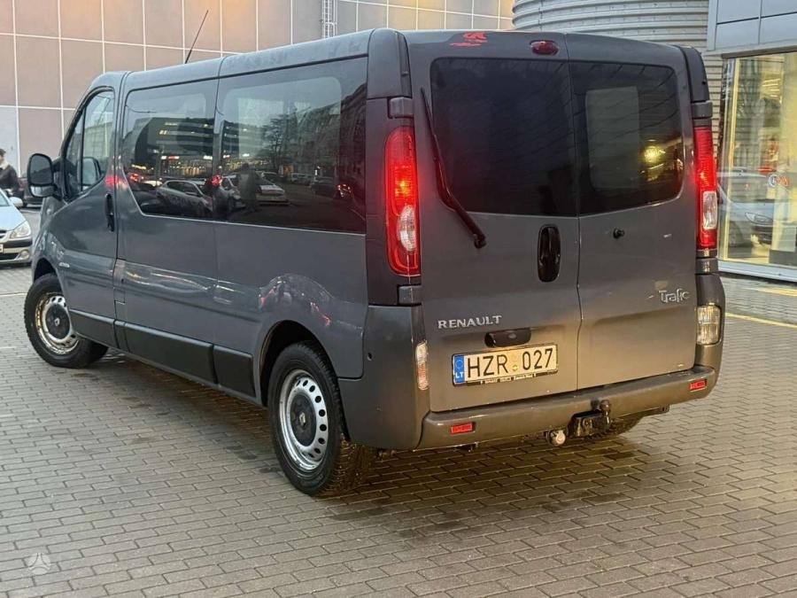 Grey Renault Trafic 2008 in Vilnius, with an engine capacity of 2.50 L and mileage of 398 thousand km for 4700 €, photo 4 on AUTOMOTO.COM.LV