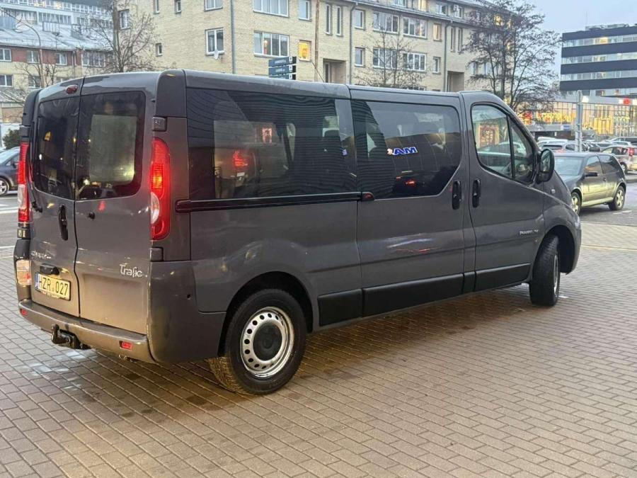 Grey Renault Trafic 2008 in Vilnius, with an engine capacity of 2.50 L and mileage of 398 thousand km for 4700 €, photo 6 on AUTOMOTO.COM.LV