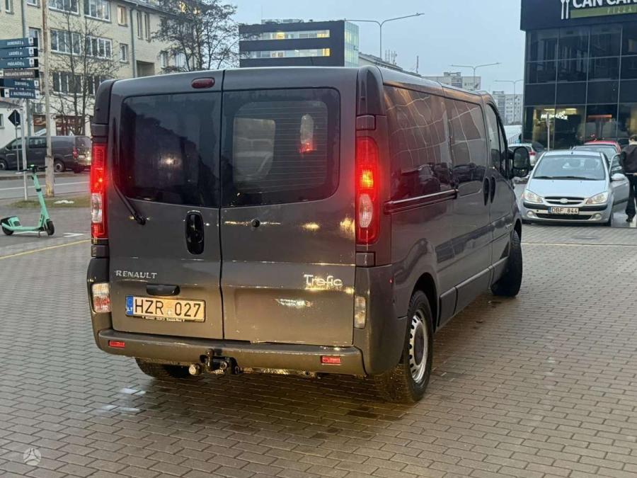 Grey Renault Trafic 2008 in Vilnius, with an engine capacity of 2.50 L and mileage of 398 thousand km for 4700 €, photo 7 on AUTOMOTO.COM.LV