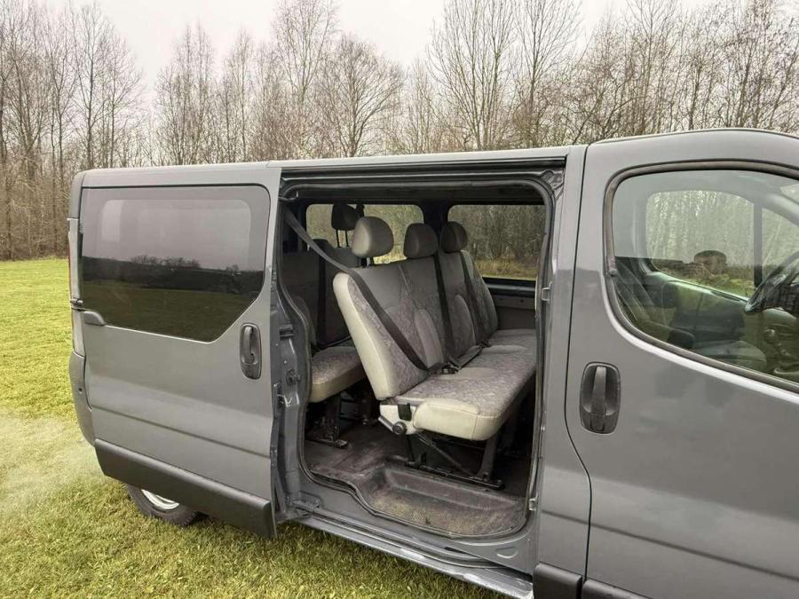 Grey Renault Trafic 2008 in Vilnius, with an engine capacity of 2.50 L and mileage of 398 thousand km for 4700 €, photo 10 on AUTOMOTO.COM.LV