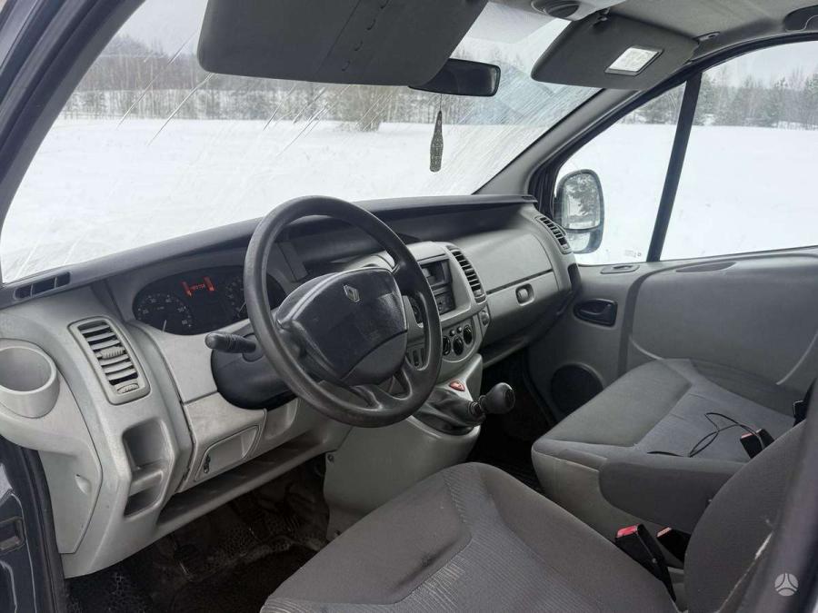 Grey Renault Trafic 2008 in Vilnius, with an engine capacity of 2.50 L and mileage of 398 thousand km for 4550 €, photo 7 on AUTOMOTO.COM.LV