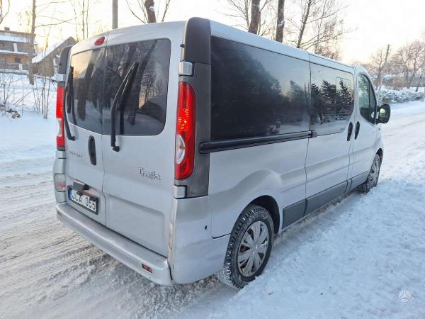 Grey Renault Trafic 2008 in Kelme, with an engine capacity of 2.00 L and mileage of 375 thousand km for 5300 €, photo 2 on AUTOMOTO.COM.LV