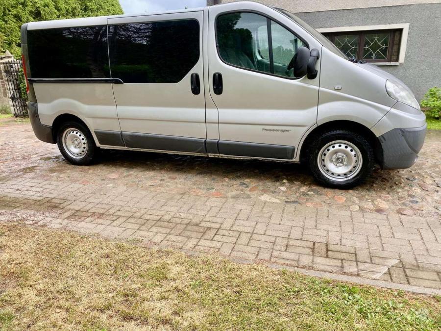 Grey Renault Trafic 2008 in Siauliai, with an engine capacity of 2.00 L and mileage of 350 thousand km for 4650 €, photo 5 on AUTOMOTO.COM.LV