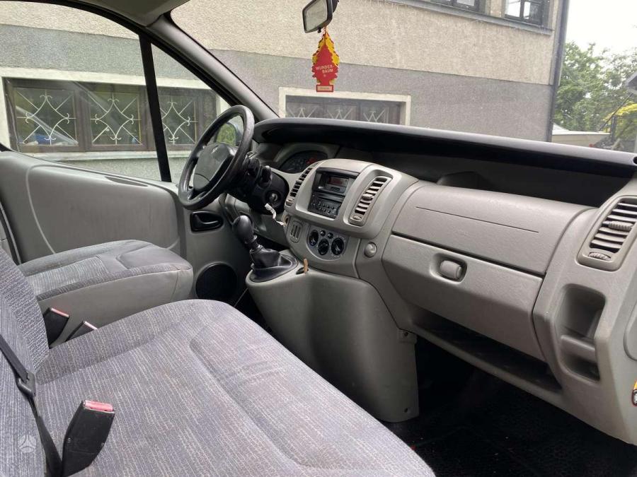 Grey Renault Trafic 2008 in Siauliai, with an engine capacity of 2.00 L and mileage of 350 thousand km for 4650 €, photo 8 on AUTOMOTO.COM.LV