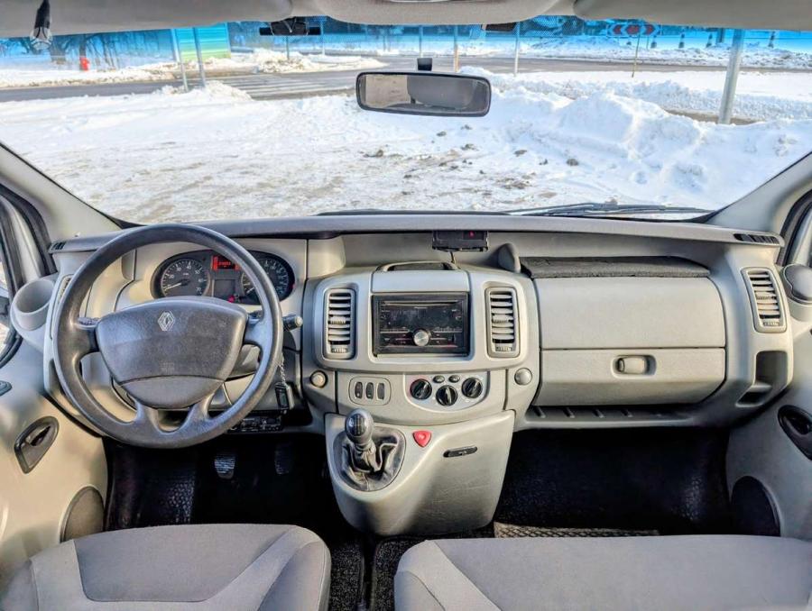 Grey Renault Trafic 2009 in Taurage, with an engine capacity of 2.00 L and mileage of 238 thousand km for 6990 €, photo 10 on AUTOMOTO.COM.LV