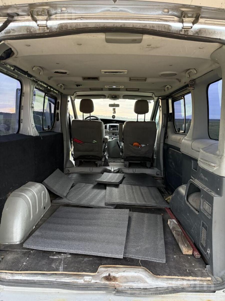 Grey Renault Trafic 2009 in Riga, with an engine capacity of 2.50 L and mileage of 340 thousand km for 1800 €, photo 7 on AUTOMOTO.COM.LV