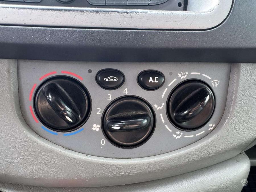 Pelēks Renault Trafic 2011 Plungė, ar dzinēja tilpumu 2.00 L un nobraukumu 391 tūkst. km par 8000 €, foto 15 vietnē AUTOMOTO.COM.LV
