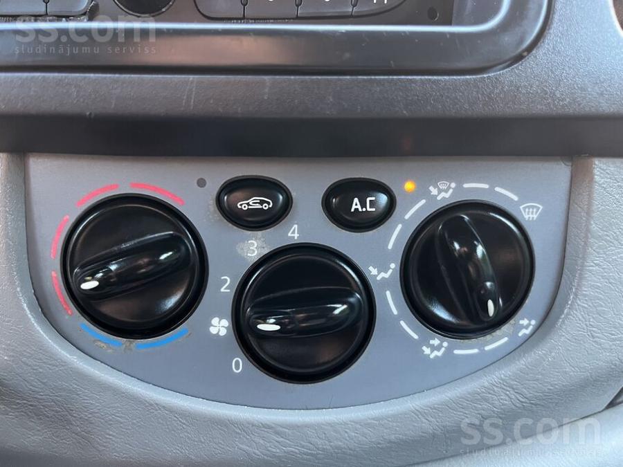 Pelēks Renault Trafic 2014 Bauska, ar dzinēja tilpumu 2.00 L un nobraukumu 0 tūkst. km par 6900 €, foto 25 vietnē AUTOMOTO.COM.LV