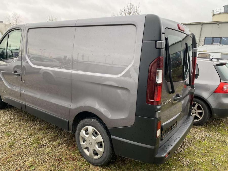 Grey Renault Trafic 2015 in Marijampole, with an engine capacity of 1.60 L and mileage of 191 thousand km for 5950 €, photo 4 on AUTOMOTO.COM.LV