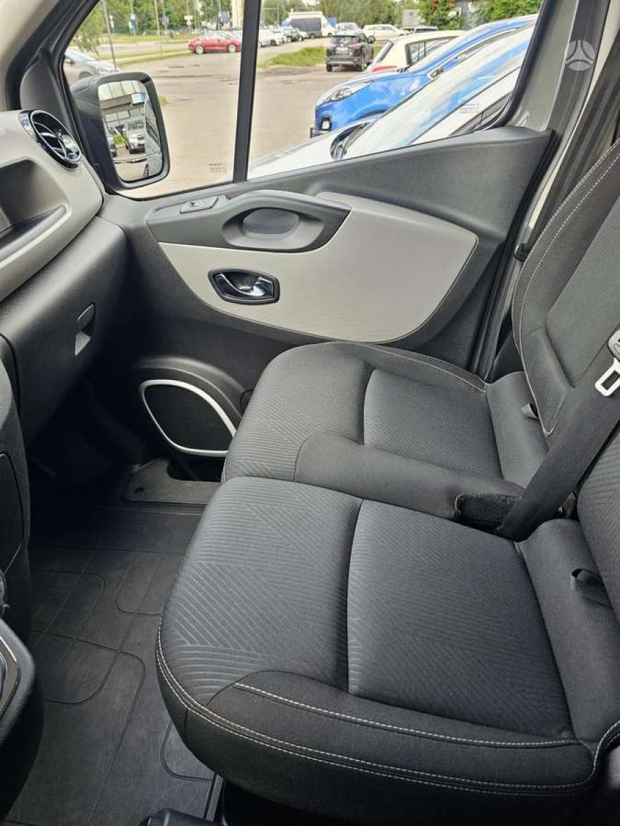 Grey Renault Trafic 2017 in Vilnius, with an engine capacity of 1.60 L and mileage of 202 thousand km for 8999 €, photo 5 on AUTOMOTO.COM.LV