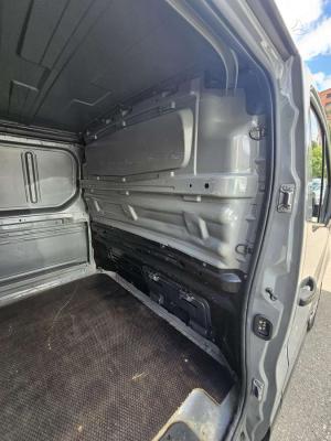 Grey Renault Trafic 2017 in Vilnius, with an engine capacity of 1.60 L and mileage of 202 thousand km for 8999 €, photo 8 on AUTOMOTO.COM.LV