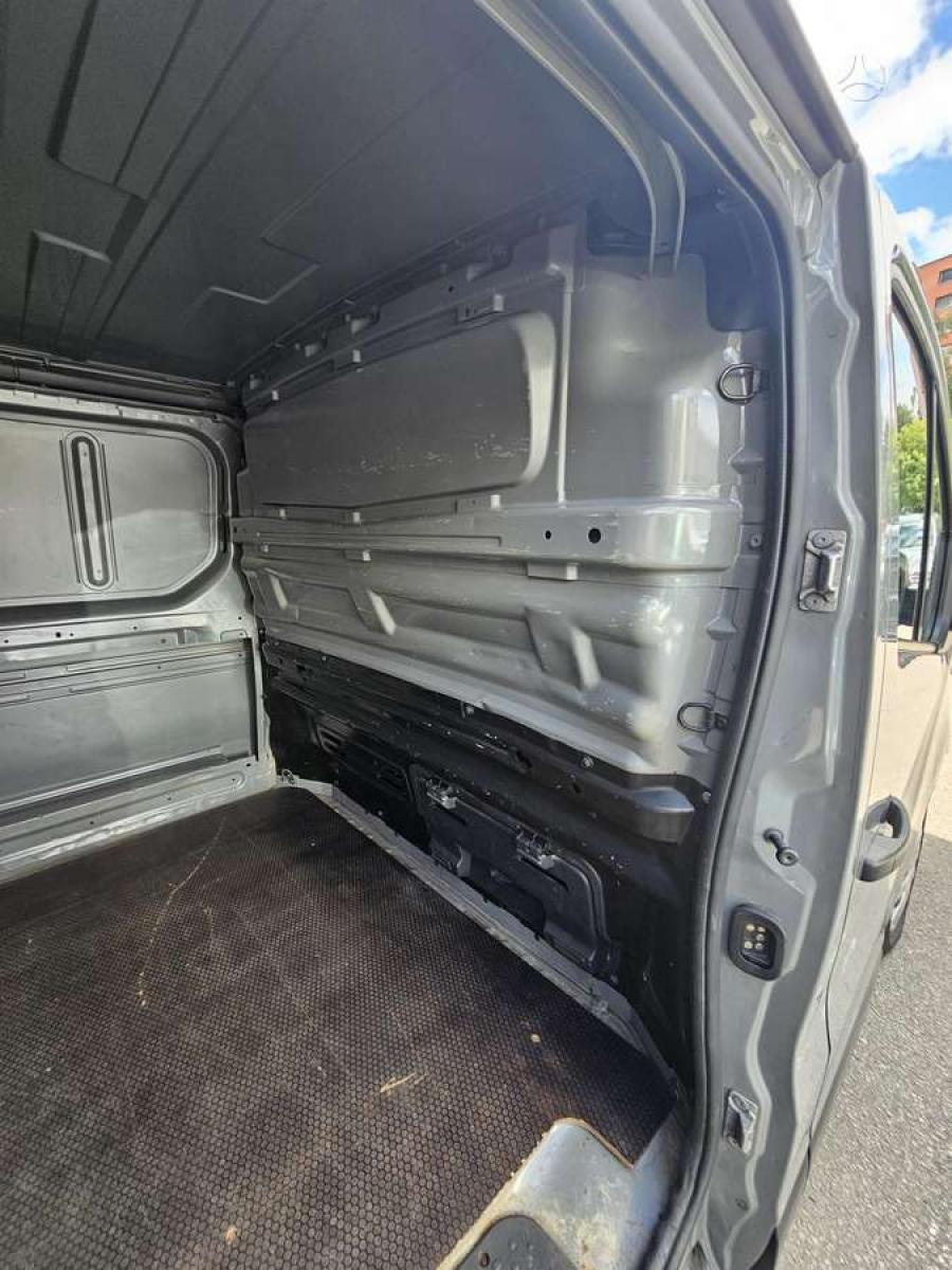 Grey Renault Trafic 2017 in Vilnius, with an engine capacity of 1.60 L and mileage of 202 thousand km for 8999 €, photo 8 on AUTOMOTO.COM.LV