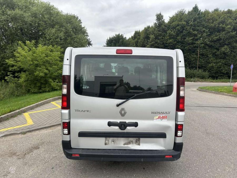 Grey Renault Trafic 2017 in Siauliai, with an engine capacity of 1.60 L and mileage of 143 thousand km for 10900 €, photo 7 on AUTOMOTO.COM.LV