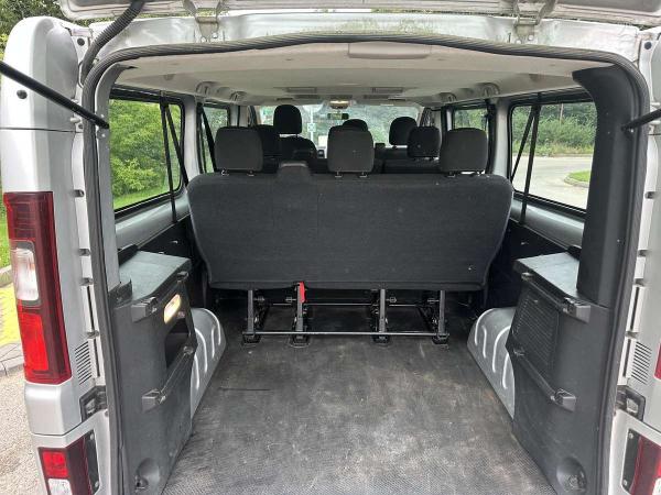 Grey Renault Trafic 2017 in Siauliai, with an engine capacity of 1.60 L and mileage of 143 thousand km for 10900 €, photo 9 on AUTOMOTO.COM.LV